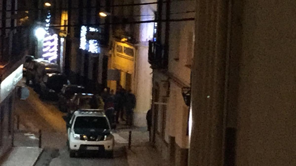 Un Hombre Se Atrinchera Con Un Arma De Fuego En Su Casa De Campo De