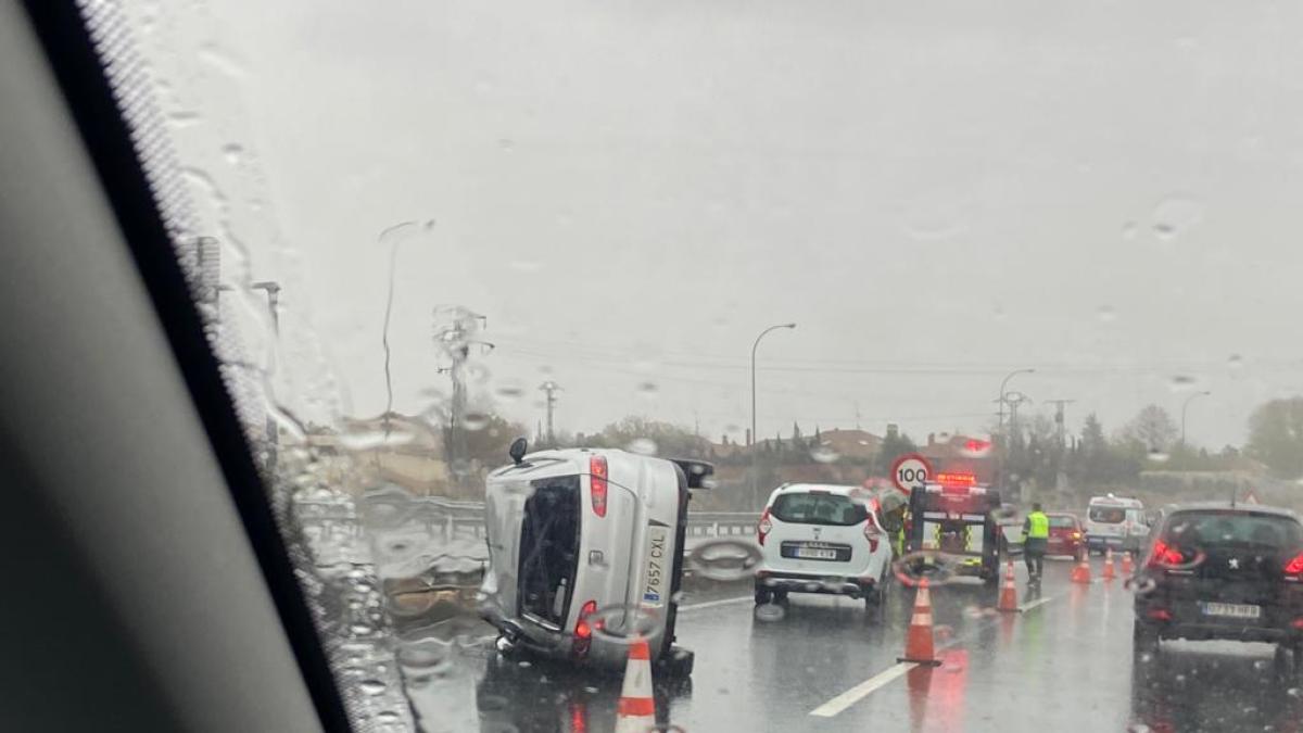 Accidente de tráfico en Toledo: un coche volcado en la A-42 entorpece ...