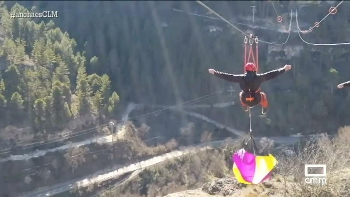 Estrenando la tirolina urbana más larga de Europa en Cuenca